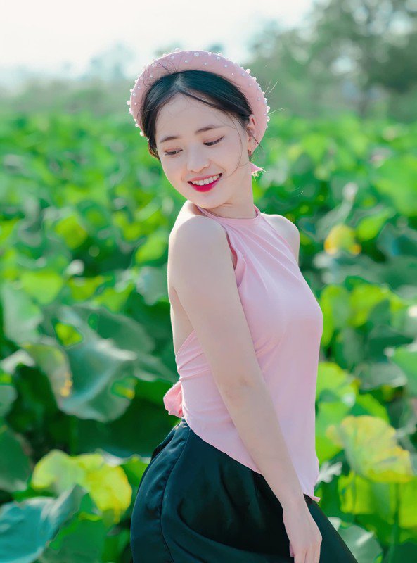 Diện áo yếm chụp ảnh hoa sen, "em gái bán lê" đẹp miễn chê