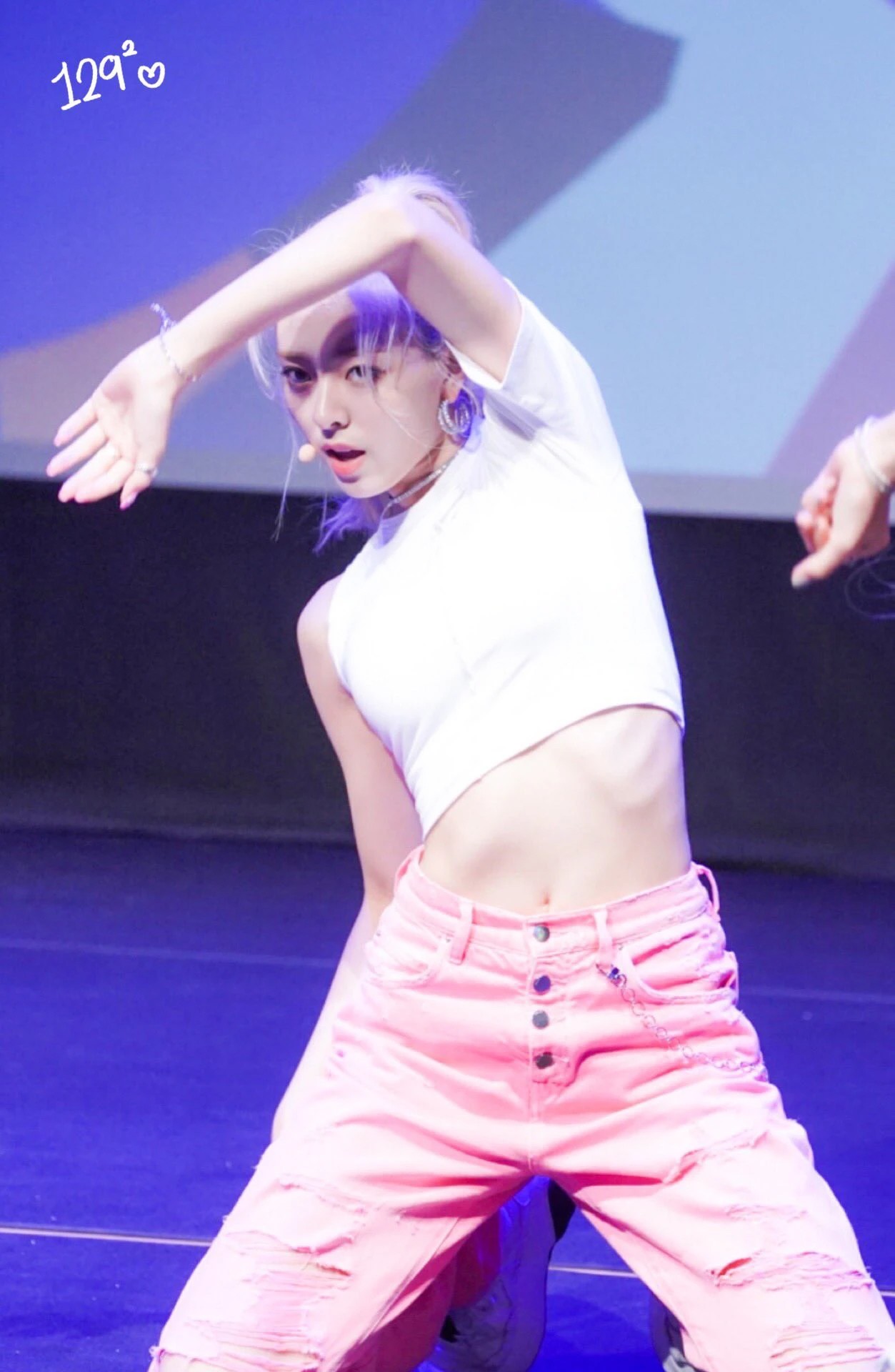 "Búp bê sống có thắt eo nhỏ nhất Kpop" cứ mặc quần jean ra đường là ...