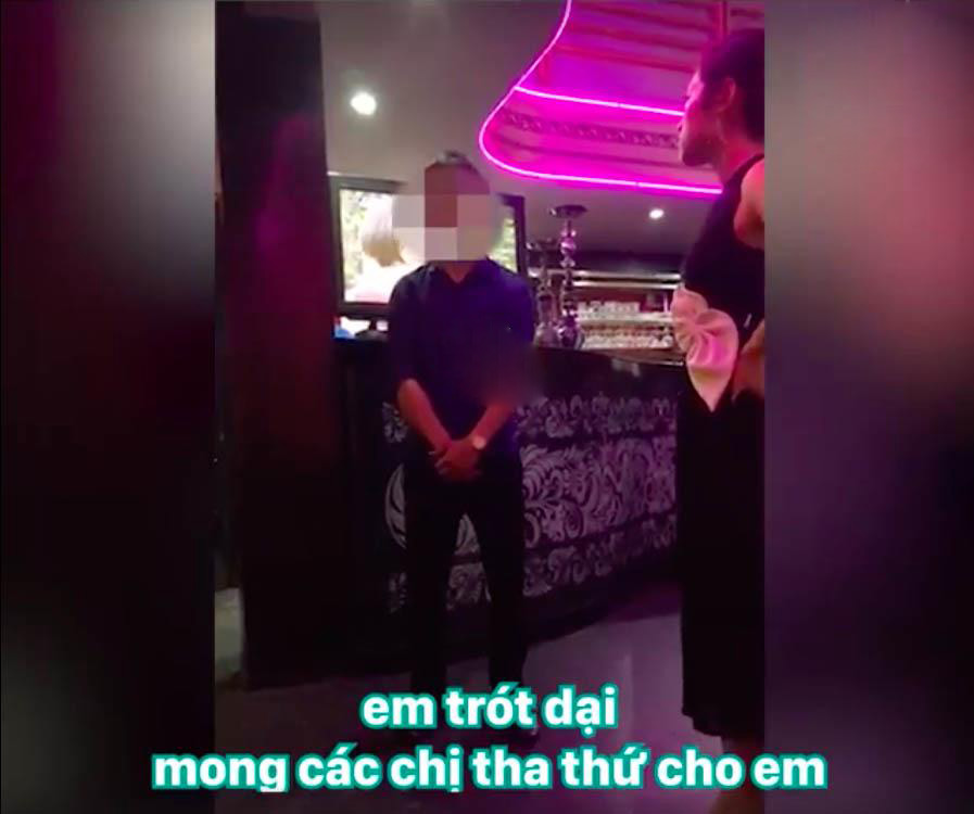 Nam nhân viên quán karaoke quay lén khách nữ đi vệ sinh