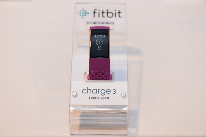 Fitbit Charge 3 với pin ấn tượng, lặn sâu 50m và đoán được... "ngày đèn đỏ"