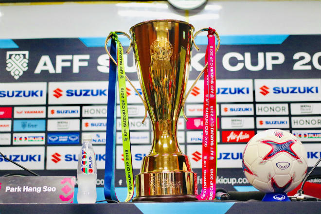 Cúp vàng AFF xuất hiện đẹp lung linh: HLV Park Hang Seo ngắm say mê