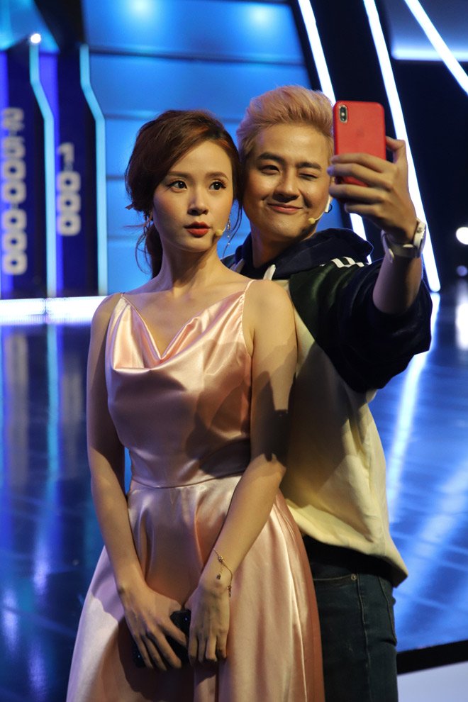 Midu gặp sự cố kém duyên vì váy áo mỏng manh trên sóng truyền hình