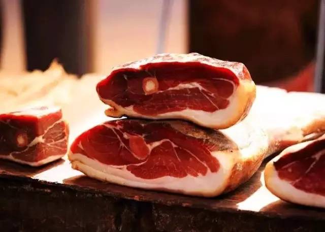 Đặc sản đùi lợn đen xì, mốc meo quanh năm của người Trung Quốc