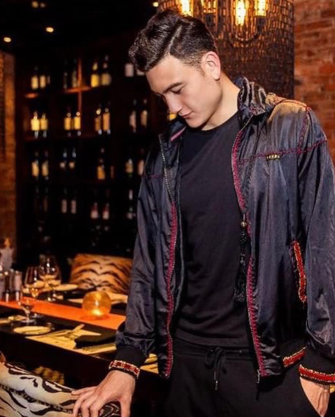 Cao 1m88, Đặng Văn Lâm quanh năm diện áo phông vẫn nổi bật