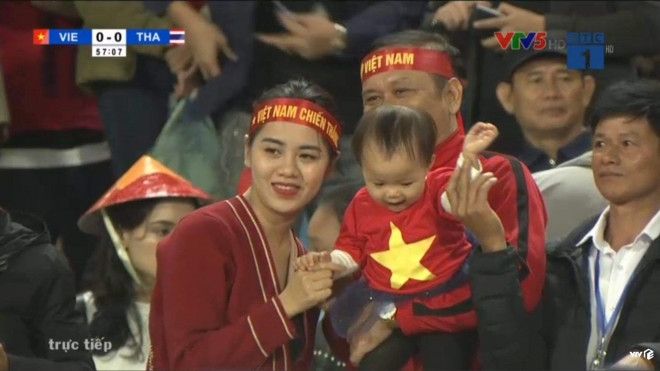 Camera "soi” cặp mẹ con xinh đẹp tại Mỹ Đình, không ngờ là vợ con của ...