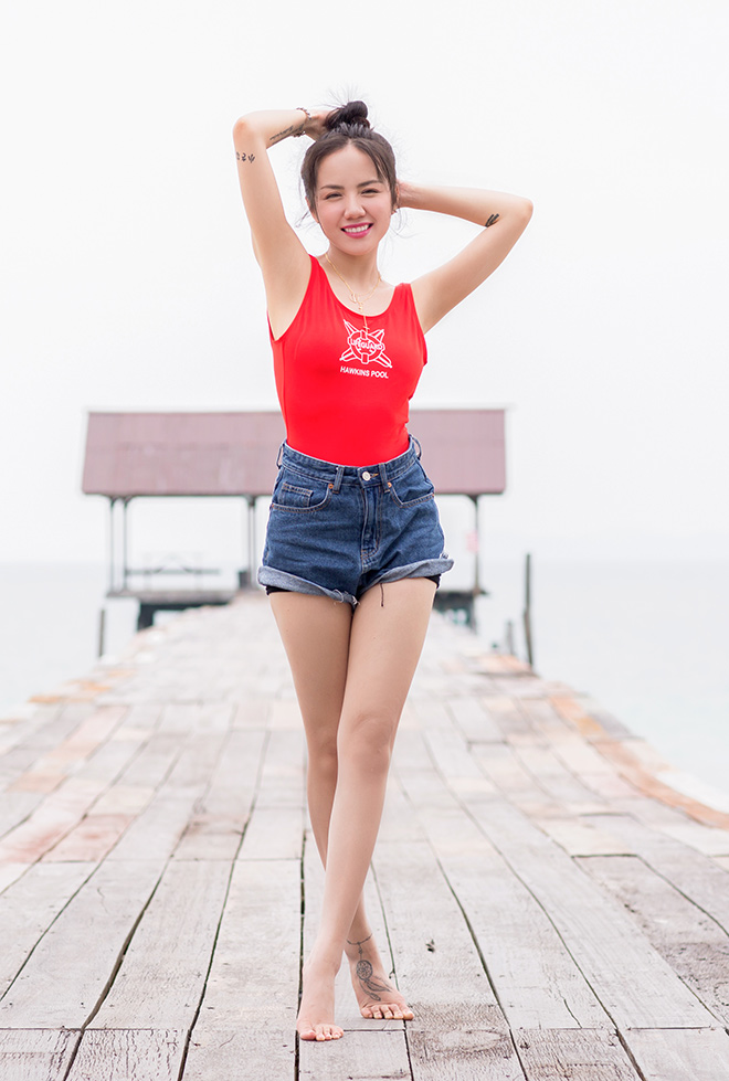 Phương Ly mặc gợi cảm, hút mọi ánh nhìn khi vừa trở lại