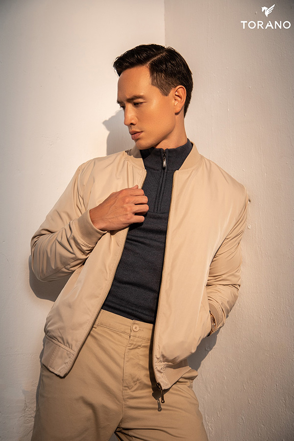 Kim Lý xuất hiện đầy lịch lãm và nam tính sau khi cùng Hà Hồ chào đón ...