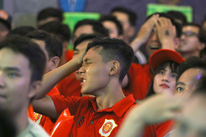 Fan MU ở VN ăn mừng xuyên đêm sau màn ngược dòng không tưởng