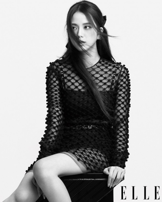 Cùng mặc bra-top của Dior: Jisoo BLACKPINK kín đáo thanh lịch, Châu Bùi ...