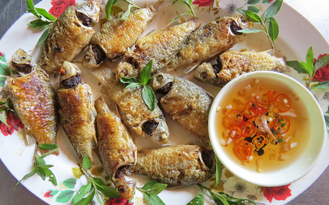 Cách làm cá diếc chiên giòn chấm với nước mắm tỏi chanh ớt khoái khẩu ...