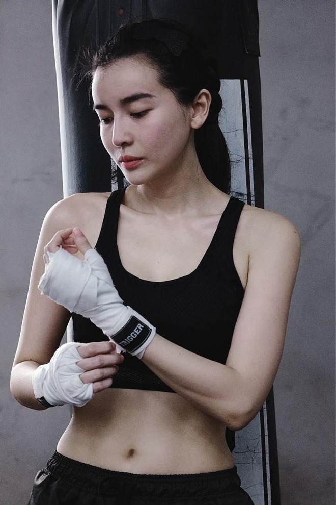 Cao Thái Hà diện bra táo bạo khoe vòng eo con kiến tỏa sáng giữa sự kiện