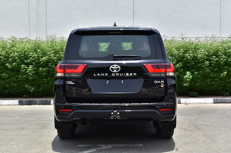 Toyota Land Cruiser LC300 tăng giá gần 100 triệu đồng và vẫn "kèm lạc"