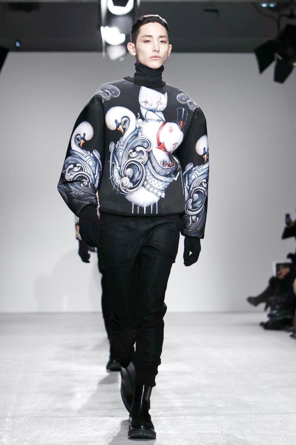 "Ma cà rồng Hàn Quốc" gây chú ý với chiều cao 1m84, mặc gì cũng thần ...