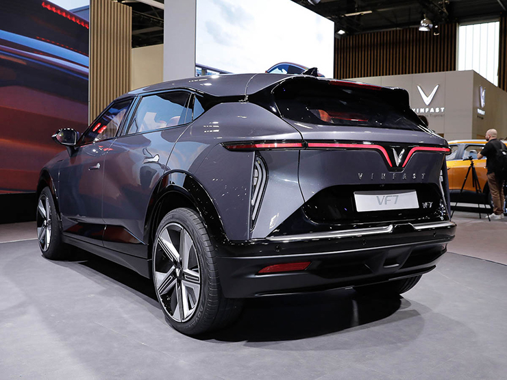 Đây là mẫu xe ô tô điện Vinfast VF7 được trưng bay tại Pháp