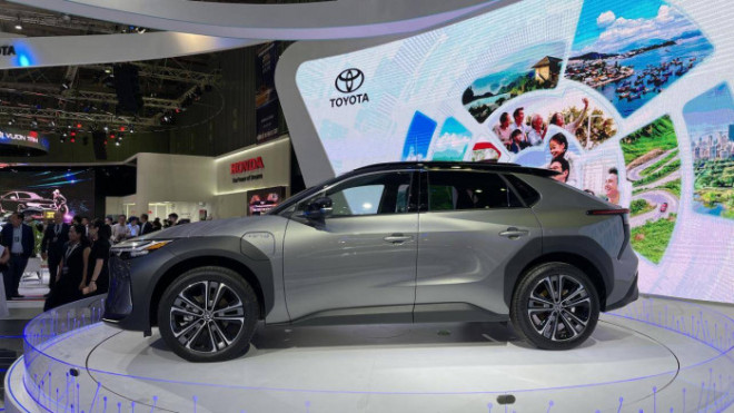 Toyota bZ4X thuần điện lần đầu tiên xuất hiện tại Việt Nam