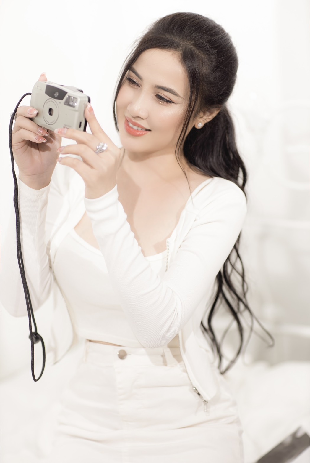 Hiền Thư: Nàng ca sĩ xinh đẹp có chất giọng ngọt ngào và sâu lắng