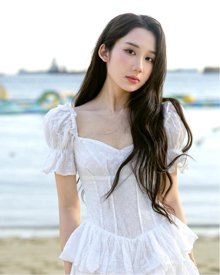 Streamer Mina Young khoe váy trắng ôm trọn thân hình "đồng hồ cát”
