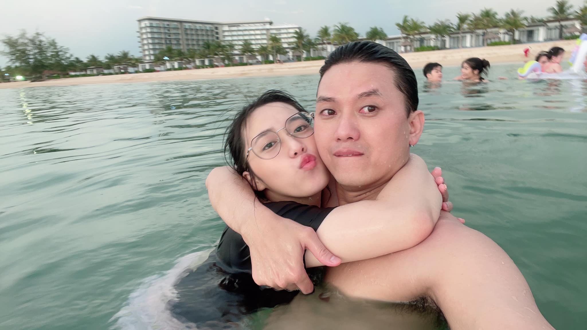 Lấy vợ kém nhiều tuổi, Quách Ngọc Tuyên và Tiết Cương thay đổi thế nào?