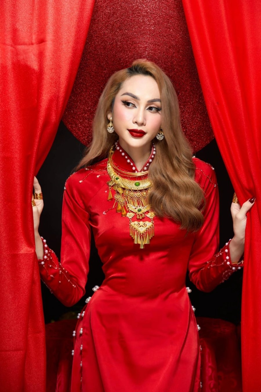 Lương Mỹ Kỳ mặc croptop múa lửa