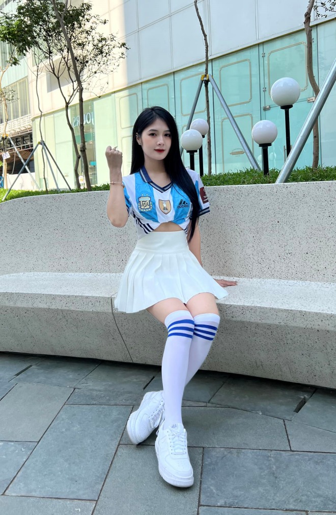 Quỳnh Alee tung loạt ảnh cổ vũ Argentina, trổ tài dự đoán tỷ số