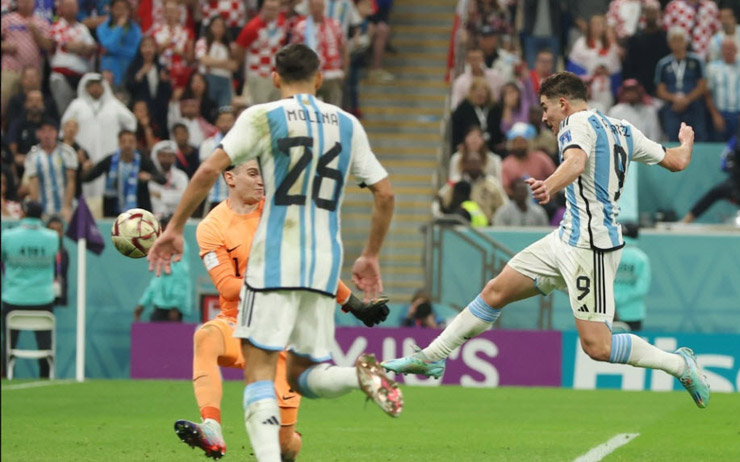 Julian Alvarez solo 40m ghi bàn, fan cao hứng so với siêu phẩm của Maradona