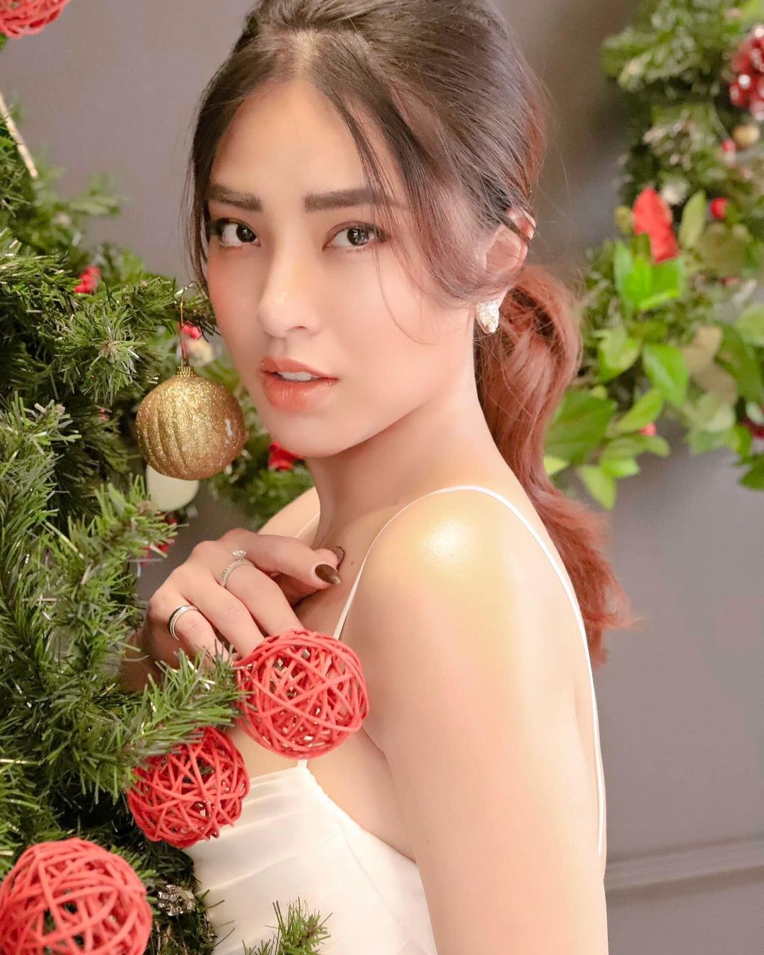 "Mẹ 3 con" Hải Băng chọn tone trắng chụp thời trang Giáng sinh