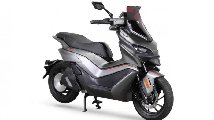Loncin ra mắt xe máy điện có trang bị số lùi