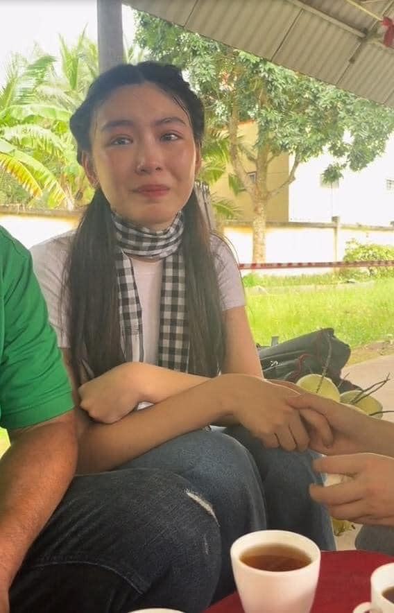 Hai con gái của MC Quyền Linh giản dị khi đi làm thiện nguyện cùng ba